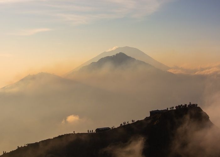 7 Puncak Gunung di Indonesia Paling Menakjubkan