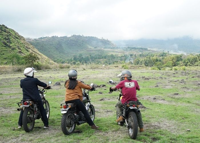 Inspirasi Outfit Touring Men and Women yang Keren Maksimal, Cek di Sini!