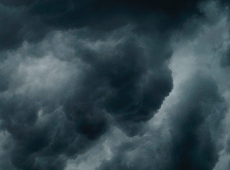 10 Ciri-Ciri Cuaca Akan Hujan Selain Mendung