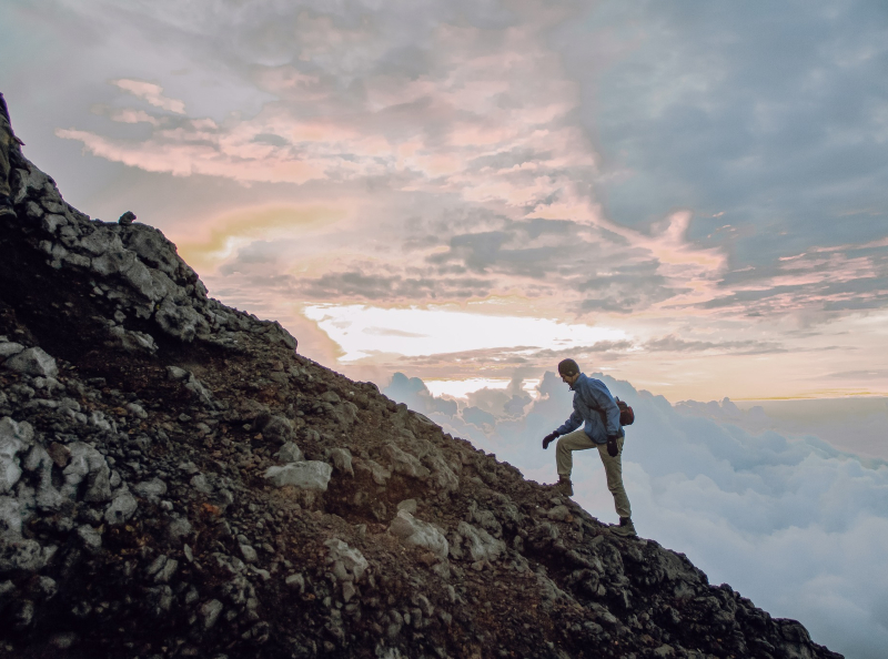 9 Ide Pose Keren di Gunung yang Bikin Fotomu Lebih Hidup