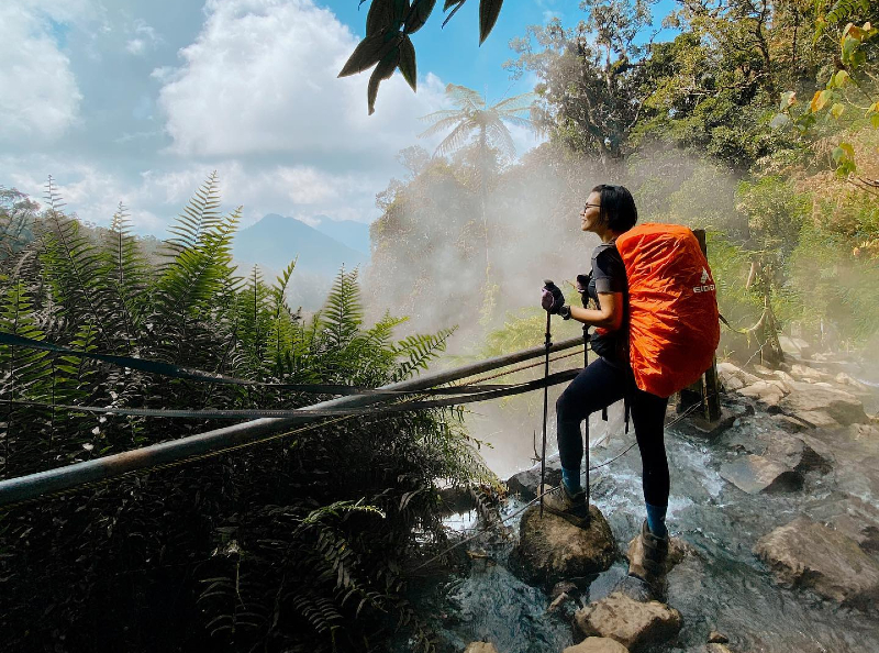 9 Ide Pose Keren di Gunung yang Bikin Fotomu Lebih Hidup