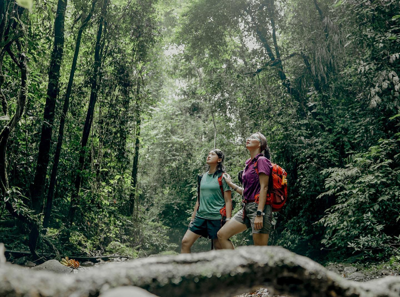 9 Ide Pose Keren di Gunung yang Bikin Fotomu Lebih Hidup