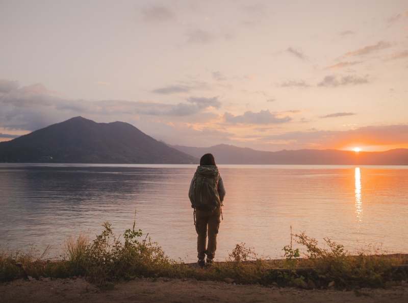 9 Ide Pose Keren di Gunung yang Bikin Fotomu Lebih Hidup