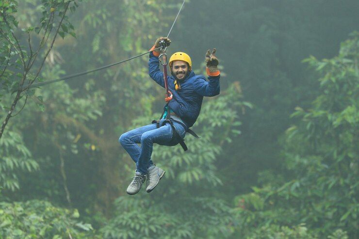 Uji Adrenalinmu dengan Coba Permainan Seru Flying Fox di Alam