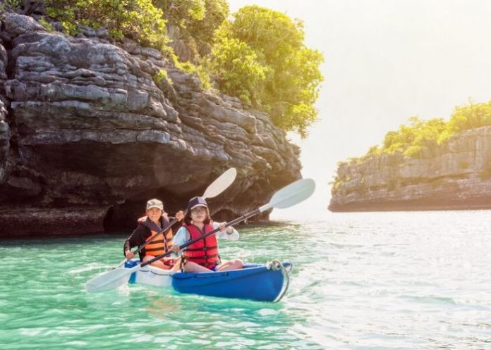 Cara Melakukan Kayaking untuk Pemula, Perhatikan Tipsnya!