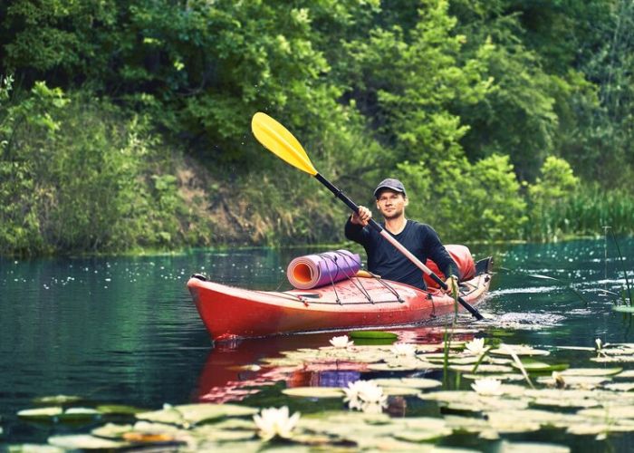 Cara Melakukan Kayaking untuk Pemula, Perhatikan Tipsnya!