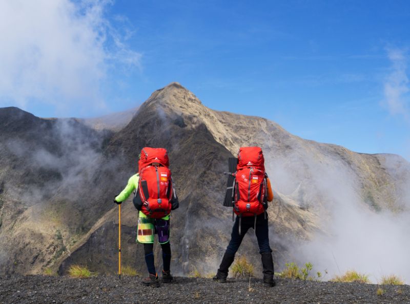 10 Alasan Kenapa Kegiatan Mendaki Gunung Banyak Digemari - Blog