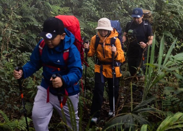 Aturan Berjalan di Tempat Becek dan Berlumpur Saat Naik Gunung