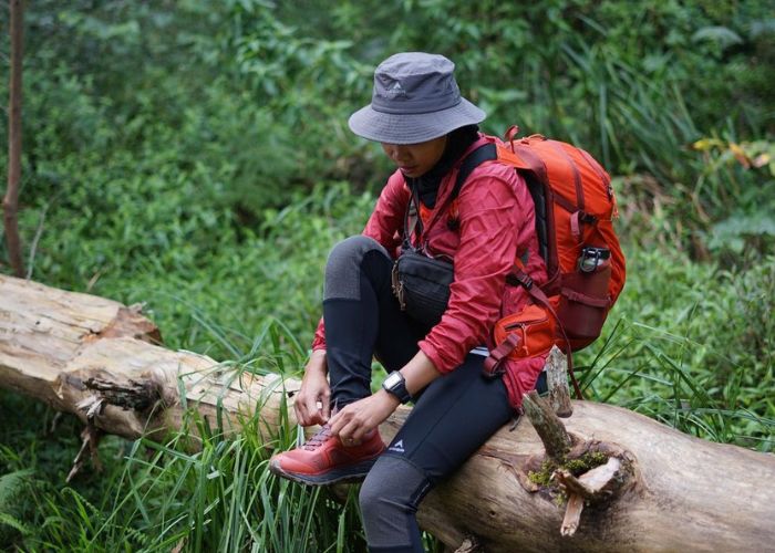 Bagaimana Cara Mengatasi Kaki Pegal Saat Pendakian?