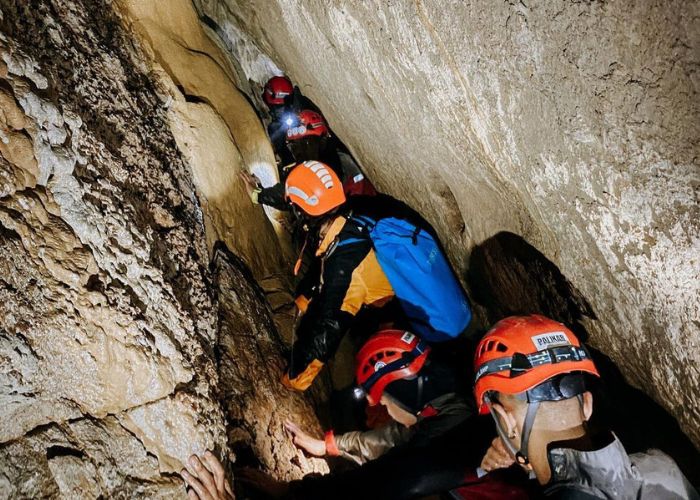 Mengenal Sejarah Bukit Karst dan Tips Aman Menjelajahinya