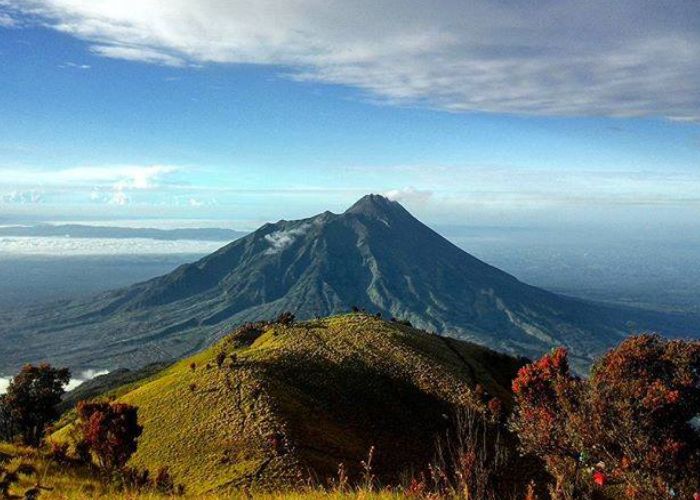 12 Gunung Terindah di Indonesia yang Wajib Didaki Seumur Hidup