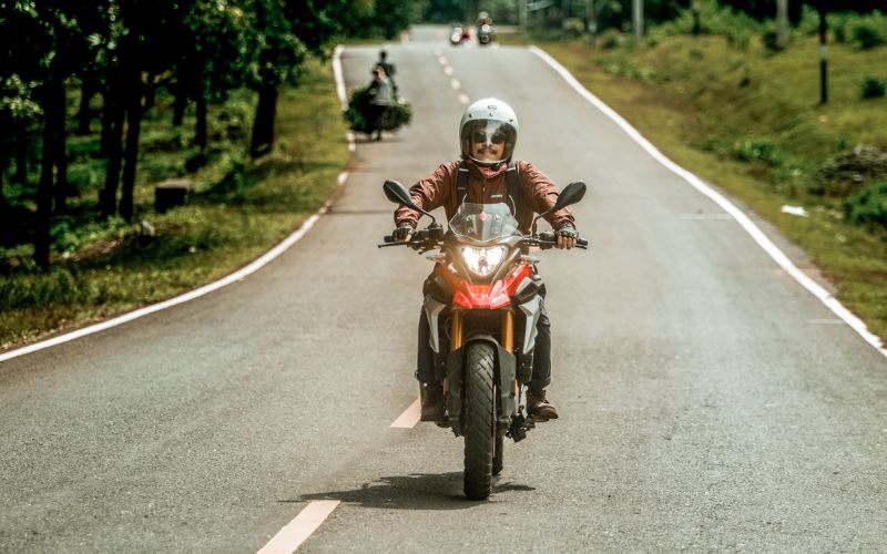 5 Cara Mengendarai Motor di Jalan Raya Aman dan Nyaman