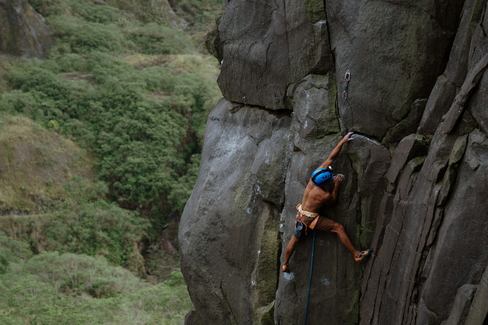 Petualang Seru Panjat Tebing Gunung Parang Purwakarta, Ini Panduannya