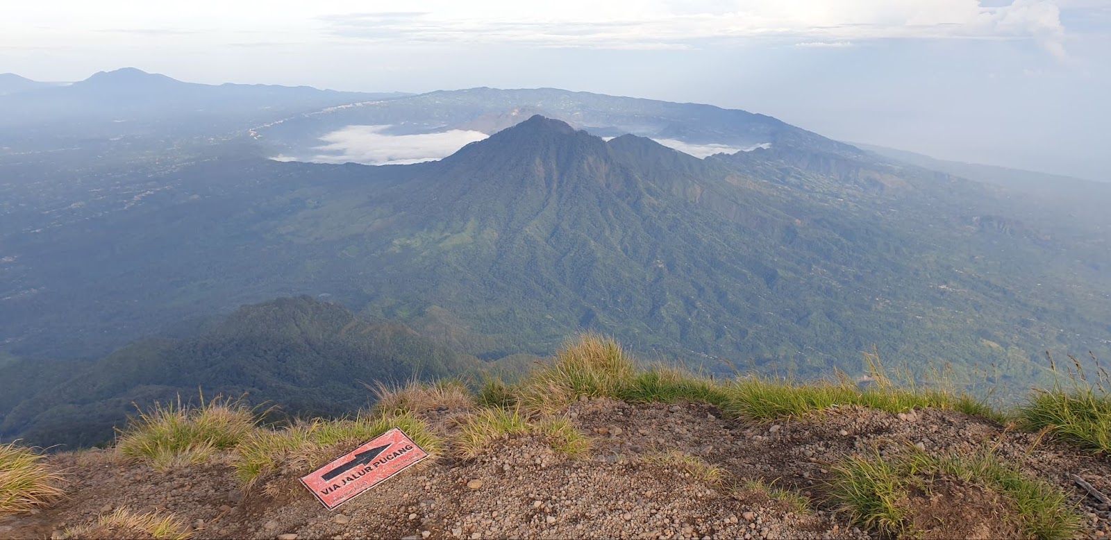Singgah Sejenak, Selamanya Terkenang: Edisi Atap Bali, Gunung Agung - Blog