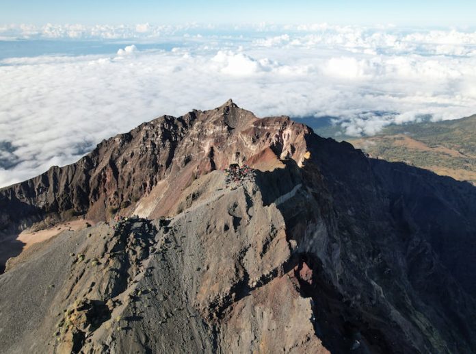 Mengenal Seven Summit Dunia, Ada yang Lokasinya di Indonesia!